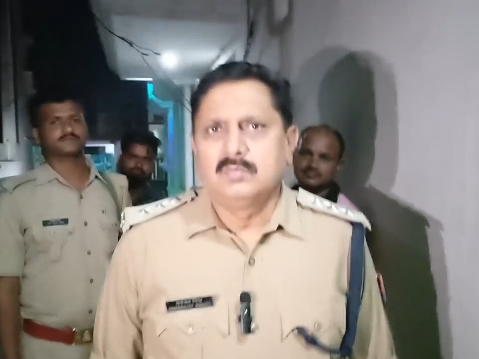 Husband committed suicide by hanging with a sari, police broke the door ...