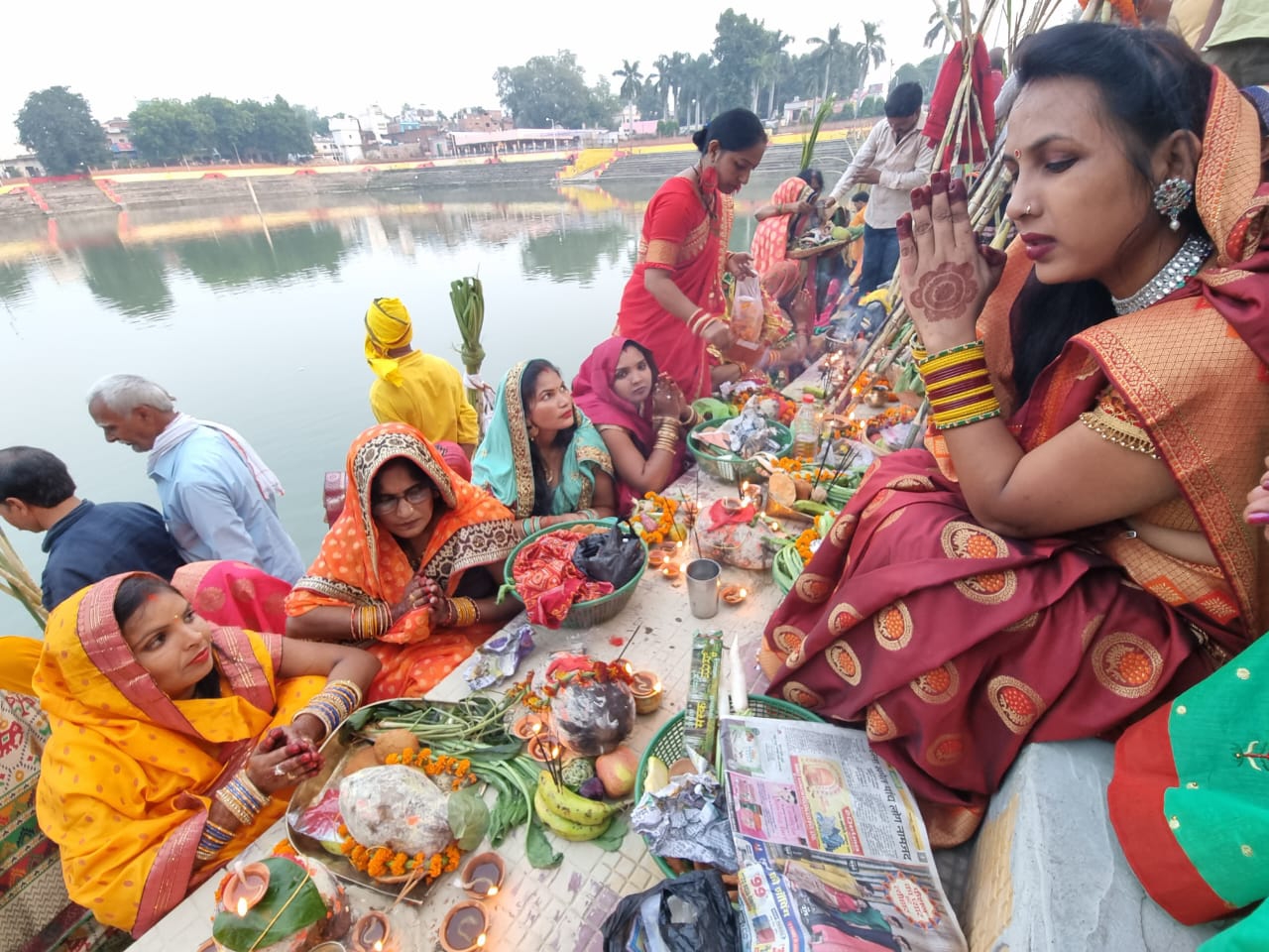 Crowds gathered at the ghats on Chhath festival, wishing for happiness ...