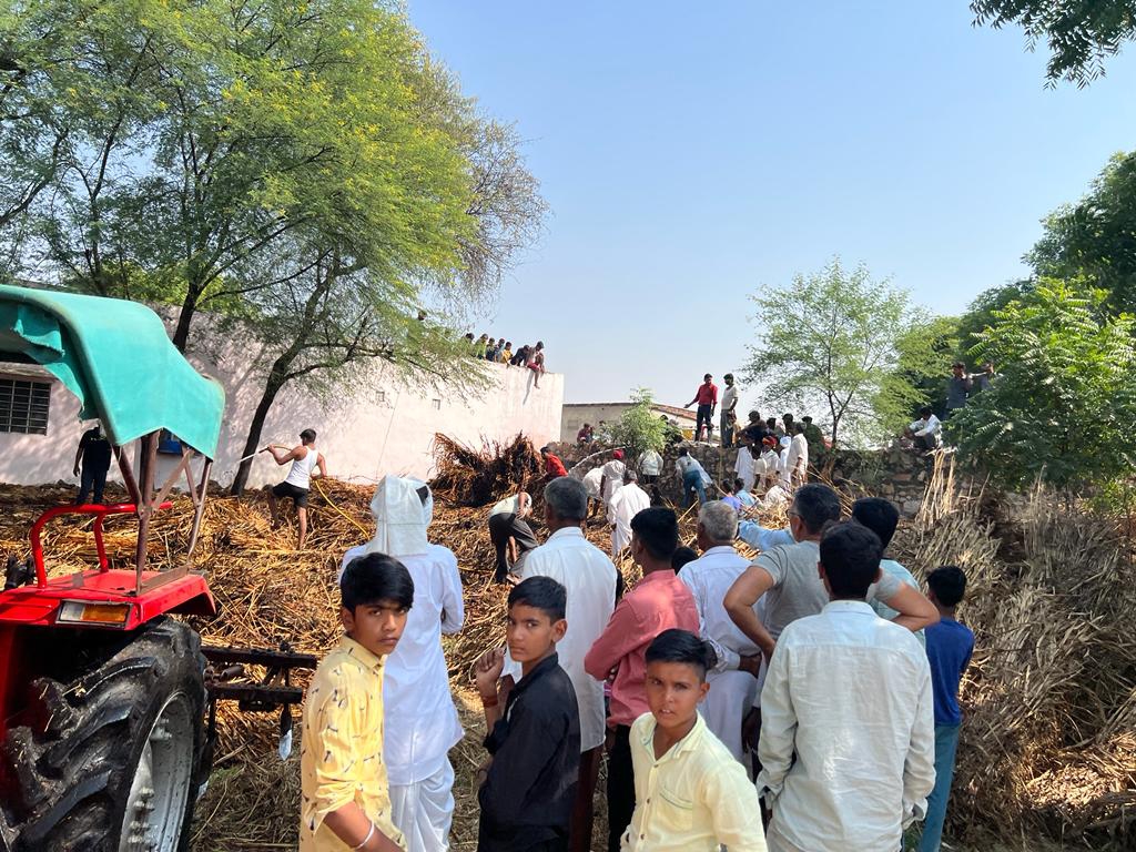 6 trolley sorghum burnt to ashes, two firefighters control the fire