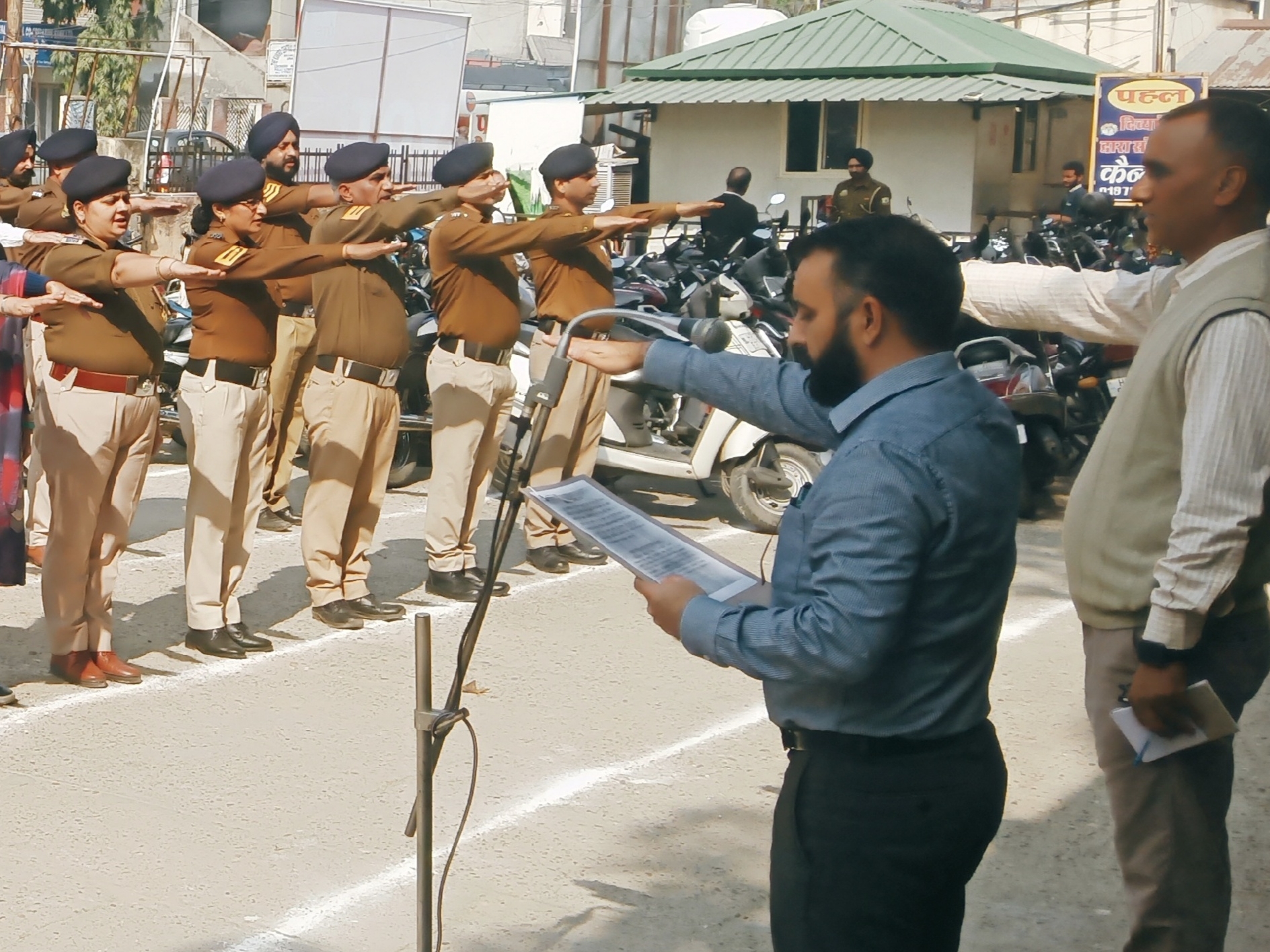 Oath administered to officers and employees in Una | ऊना में अधिकारी ...