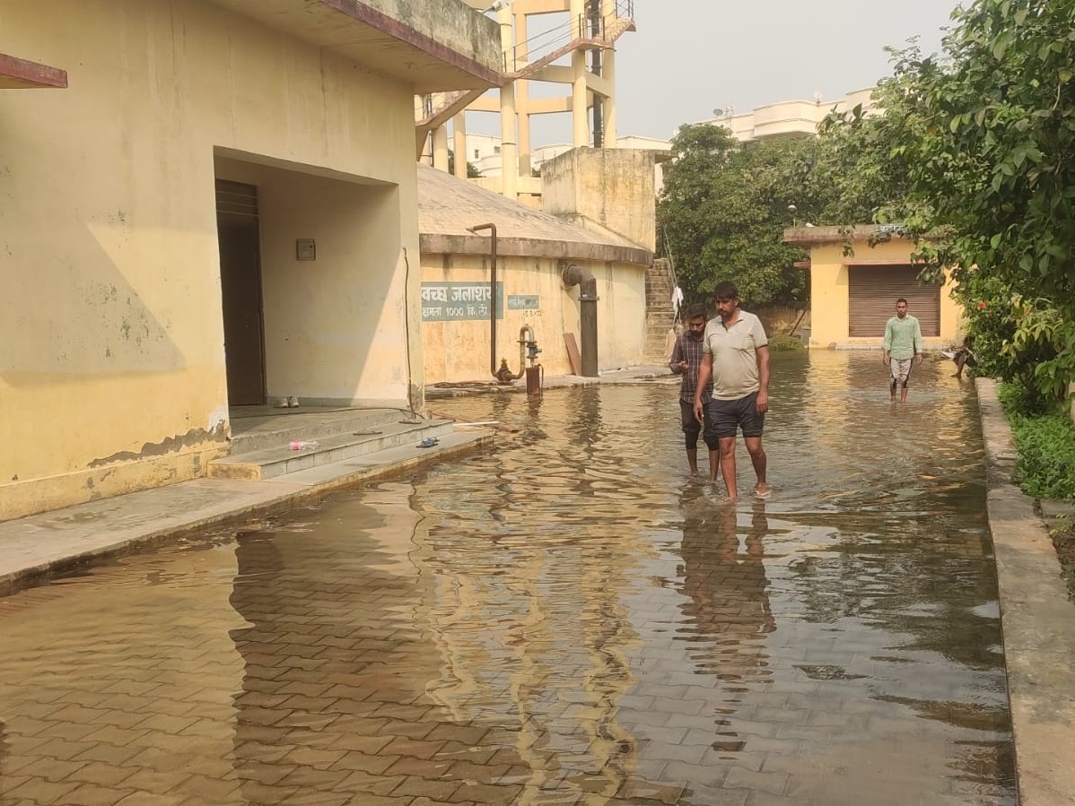 5 lakh liters of water was shed on the road in Bhiwadi, the official said - there was no other ...