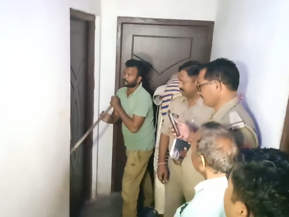 Husband committed suicide by hanging with a sari, police broke the door ...