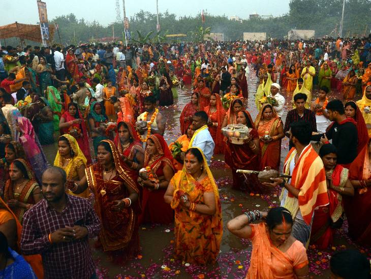 See Noida's Chhath in 10 photos Hundreds of devotees offered Arghya to ...