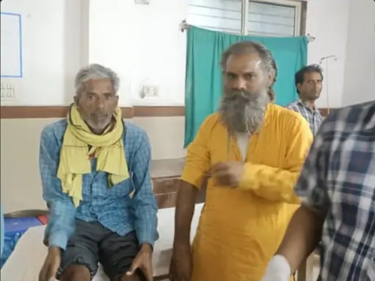 Two miscreants beat up two villagers going home after returning from ...