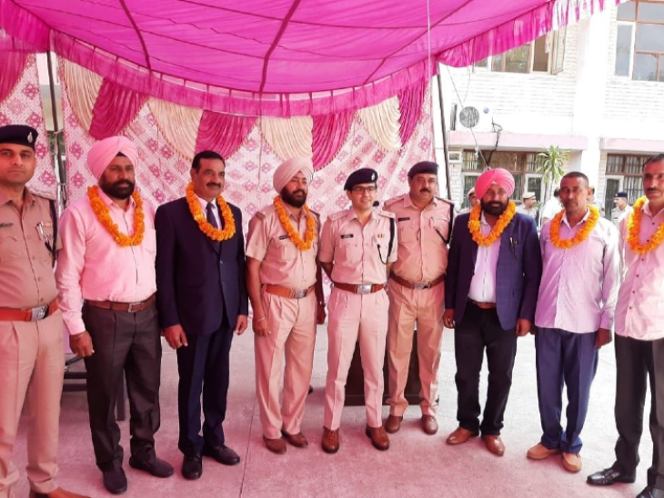 Six policemen retired, SP Mohit Handa arrived at the farewell ceremony ...