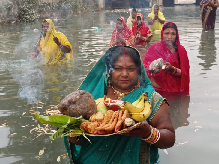 Devotees offer Arghya to the setting sun on Chhath Puja and wish them ...
