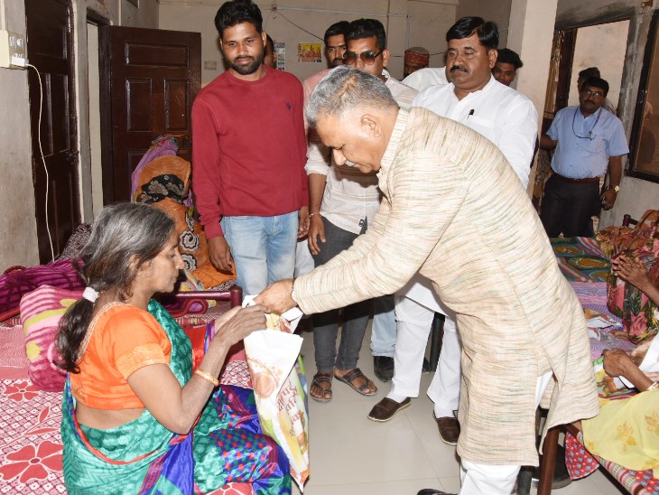 The minister reached the old age ashram, went to give sweets ...