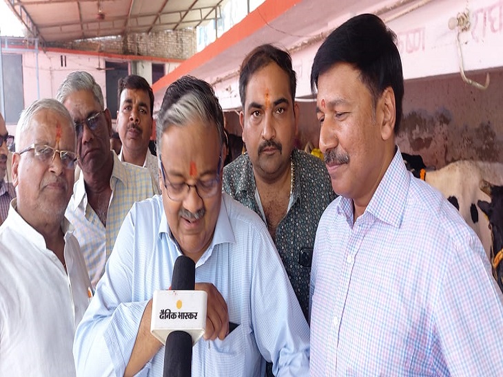 Azamgarh's DM Vishal Bhardwaj reached Gaushala to worship | गौशाला में ...