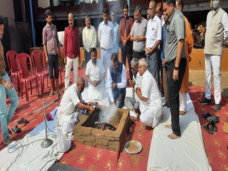 Azamgarh's DM Vishal Bhardwaj reached Gaushala to worship | गौशाला में ...