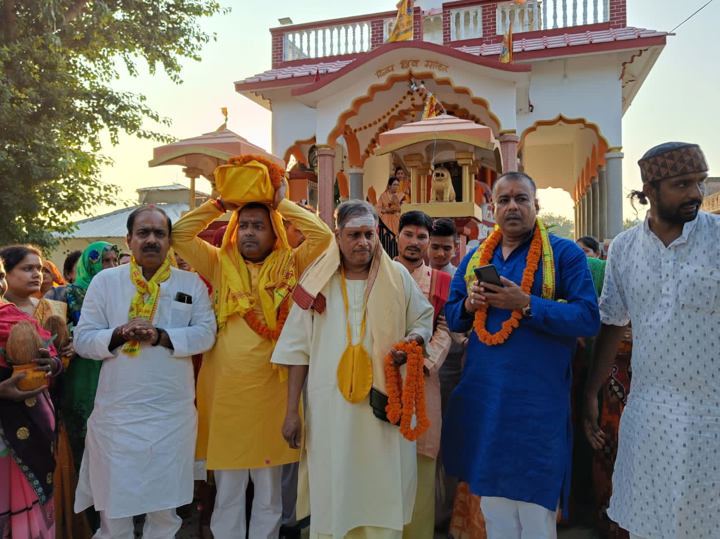Shrimad Bhagwat Katha started in Barhalganj Kalash Yatra taken out ...