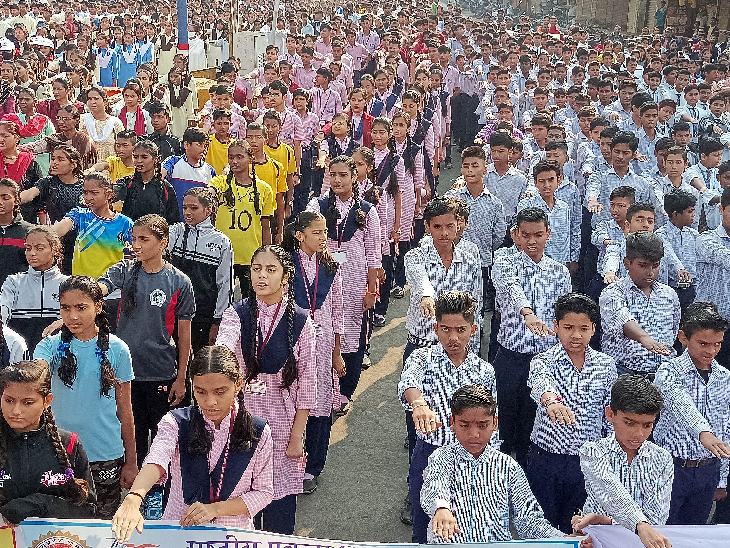 Pledge of unity and integrity administered to people including officers ...