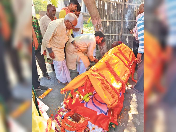 His last rites were performed at Ganga Ghat Simaria.
