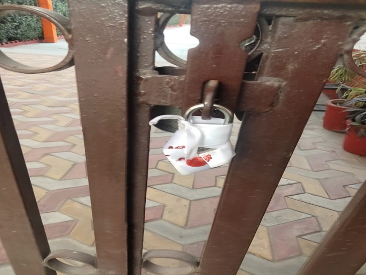 Traders sitting on dharna in protest against sealing of banquet hall ...