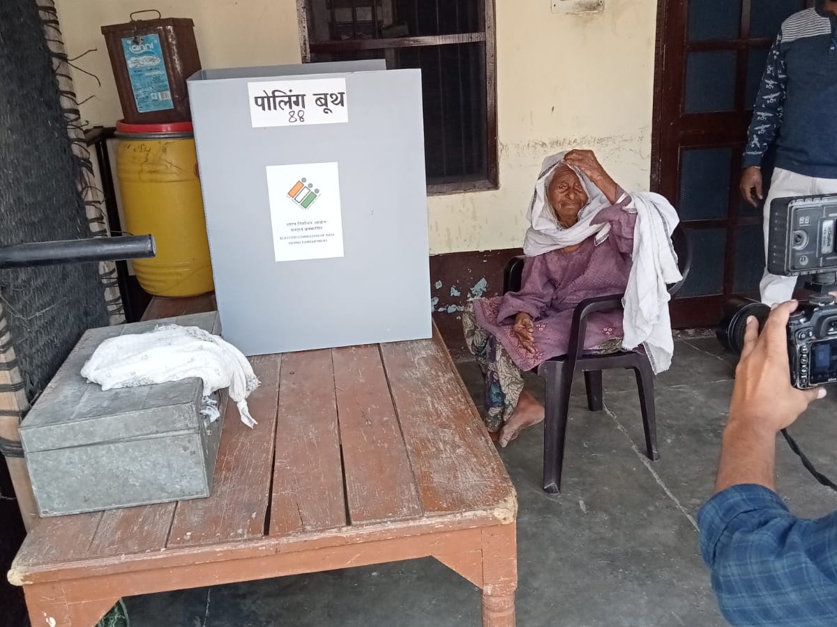 चिंतपूर्णी विधानसभा में 80 प्लस व PWD मतदाताओं की मतदान प्रक्रिया जारी ...