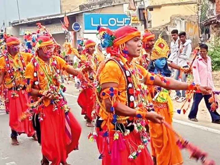 Kalash procession taken out with Raut dance | गोपाष्टमी: राऊत नाचा के ...