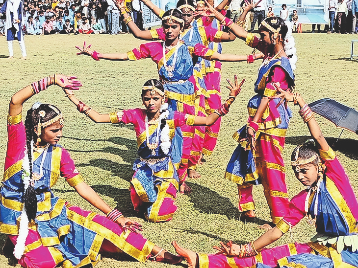 150 girl students showed the culture of the state through five folk dances | मध्यप्रदेश स्थापना ...
