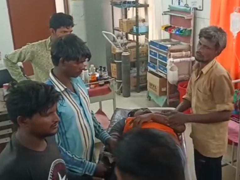 Hydra touched in the high tension line, the repairman repairing the ...