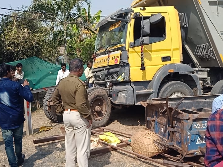 Fierce collision between dumper and tractor trolley, two brothers ...