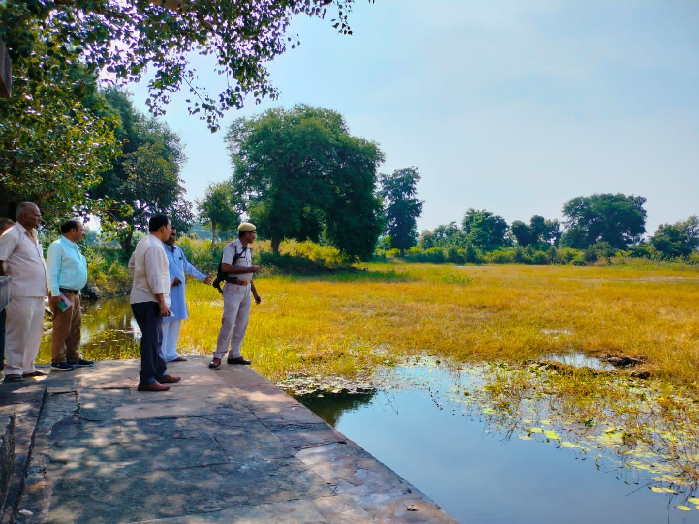 Instructions to expedite the work and deepen the pond in Chandpur with MNREGA | डीएम ने ...