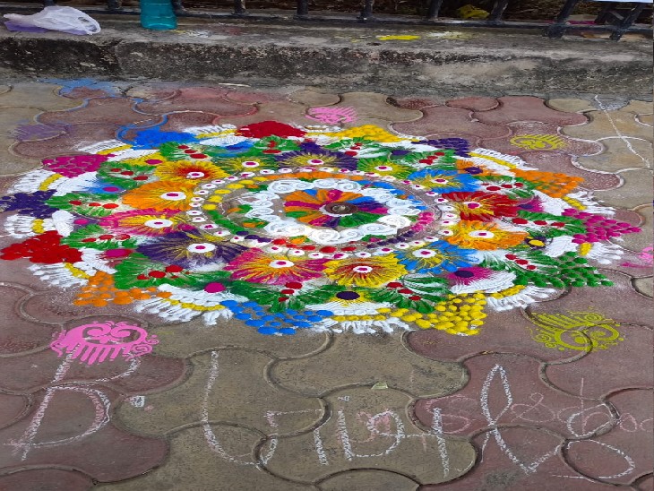 Message of cleanliness given by making Rangoli | बच्चों ने बनाई रंगोली ...