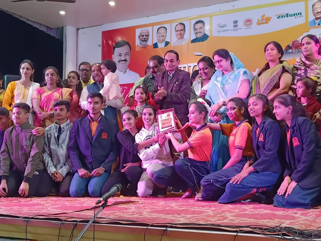 Presentation of colorful program in Seoni Malwa, cleaning workers were ...