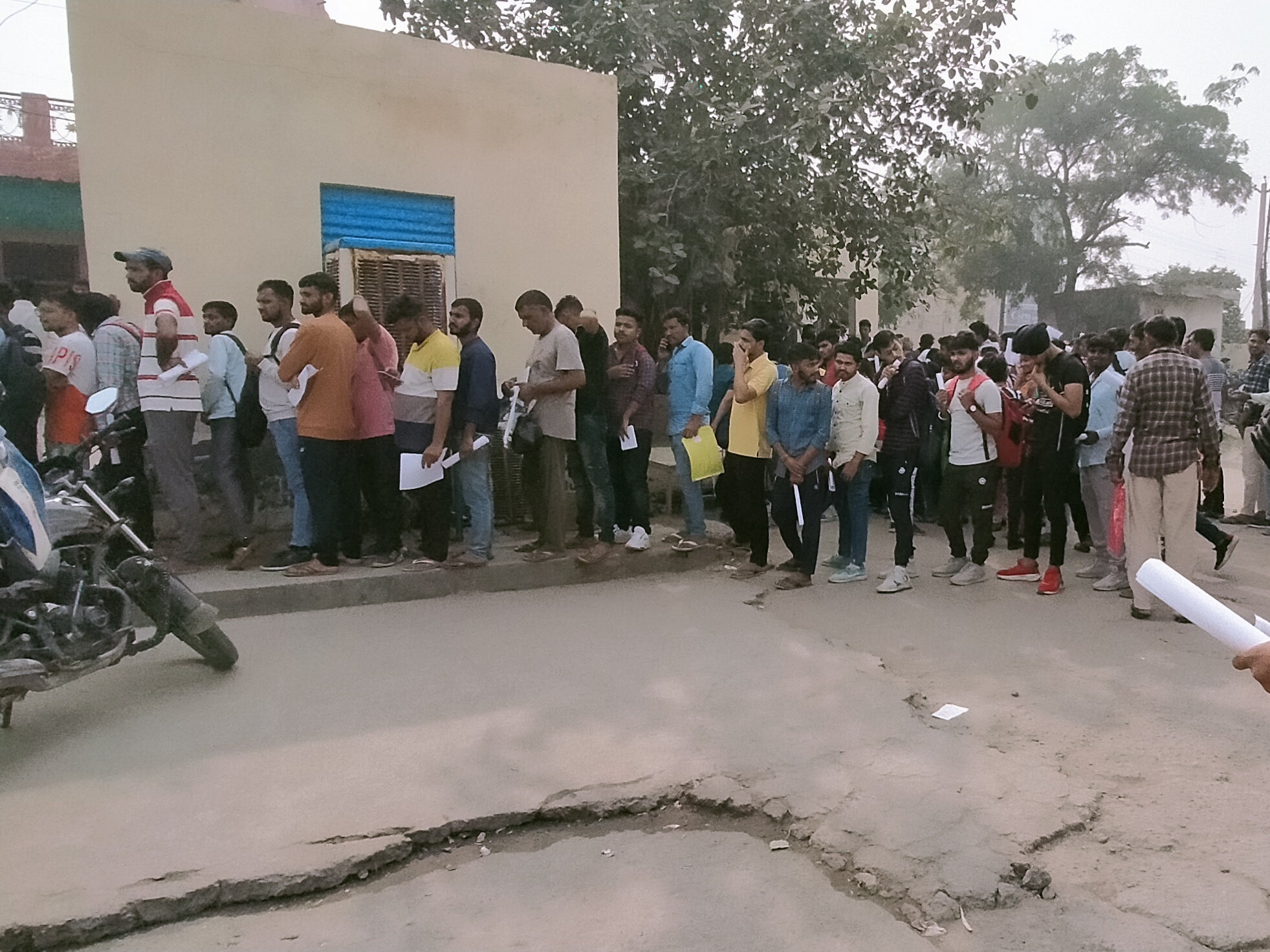 Booking of buses stopped in Hansi for CET, uncontrollable crowd at bus ...