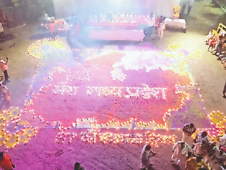 Made a map of MP by lighting hundreds of lamps | स्थापना दिवस समारोह ...
