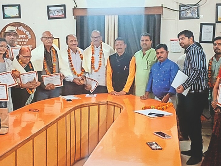 Municipality honored social workers with cleanliness champion | स्‍वच् ...