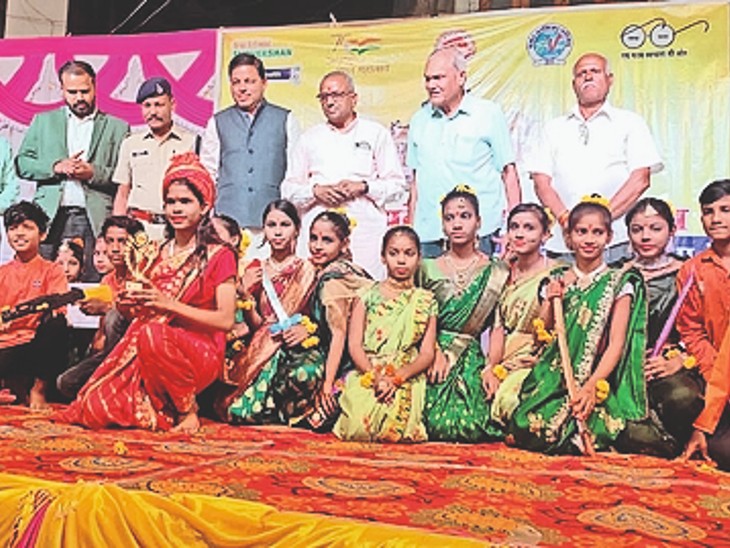 School students performed on patriotic songs on MP Foundation Day ...