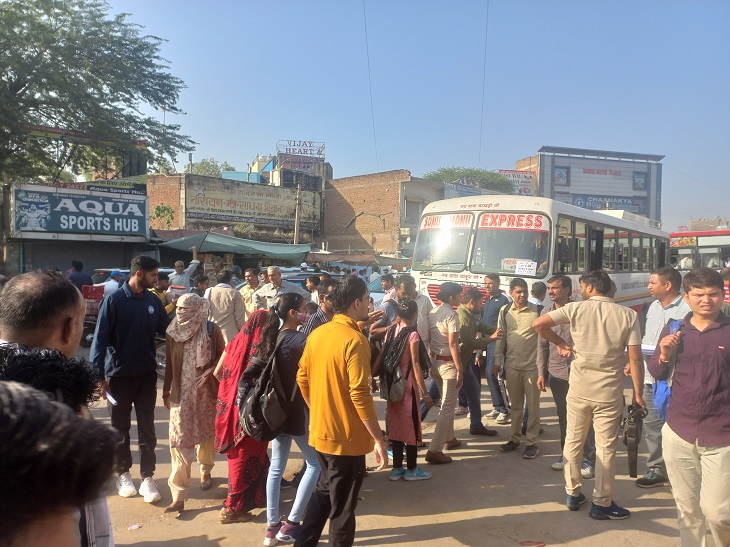 Narnaul Bus Stand, CET examinees upset for buses. | बस स्टैंड पर परेशान ...