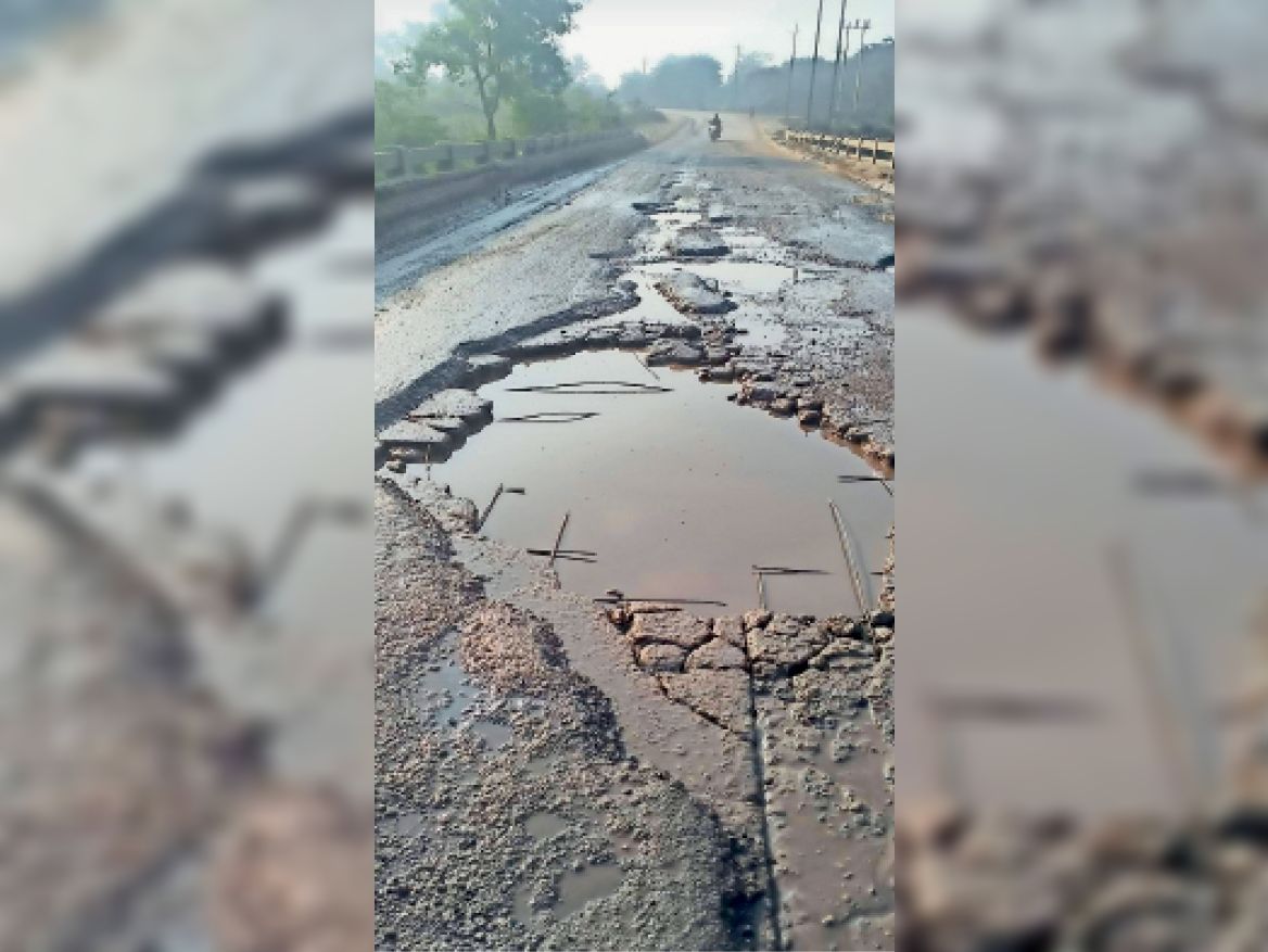 Heavy vehicles have caused potholes on the Dhengurnala bridge. | बदहाल ...