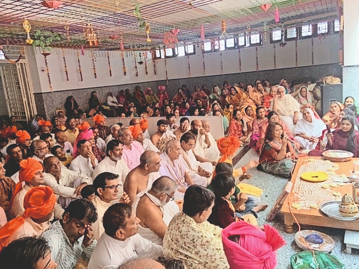 More than 300 members of Tharad Sangh came to take Muhurta from Acharya ...