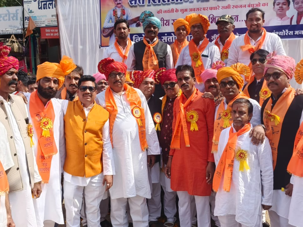 Samajans took out a grand running ceremony in Manavar, also unveiled ...