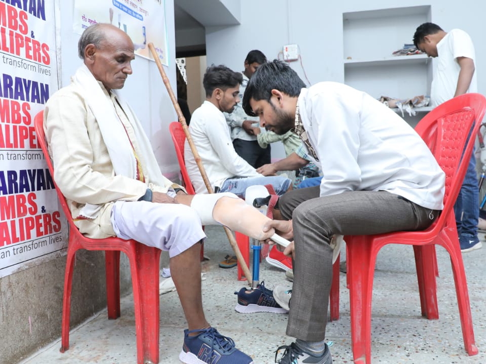 124 Divyangs were given new life by putting artificial arms and legs ...