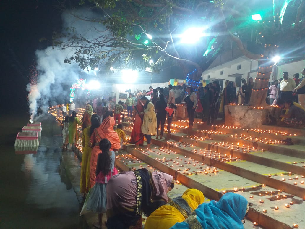Organizing of Deep Festival and Ganga Aarti at the Ghats, the devotees ...