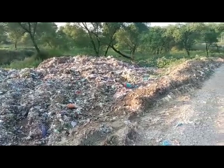 Roadside garbage dump, not taking responsibility | भीषण गंदगी की ...
