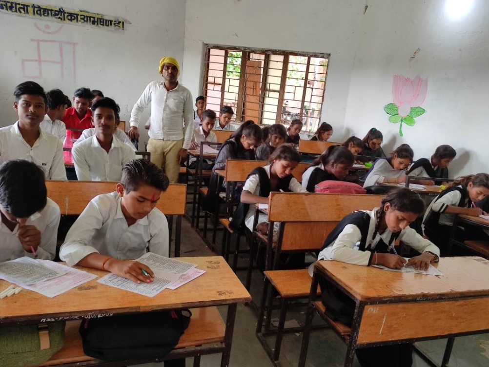 10 thousand students from class fifth to twelfth gave exam | विदिशा में ...