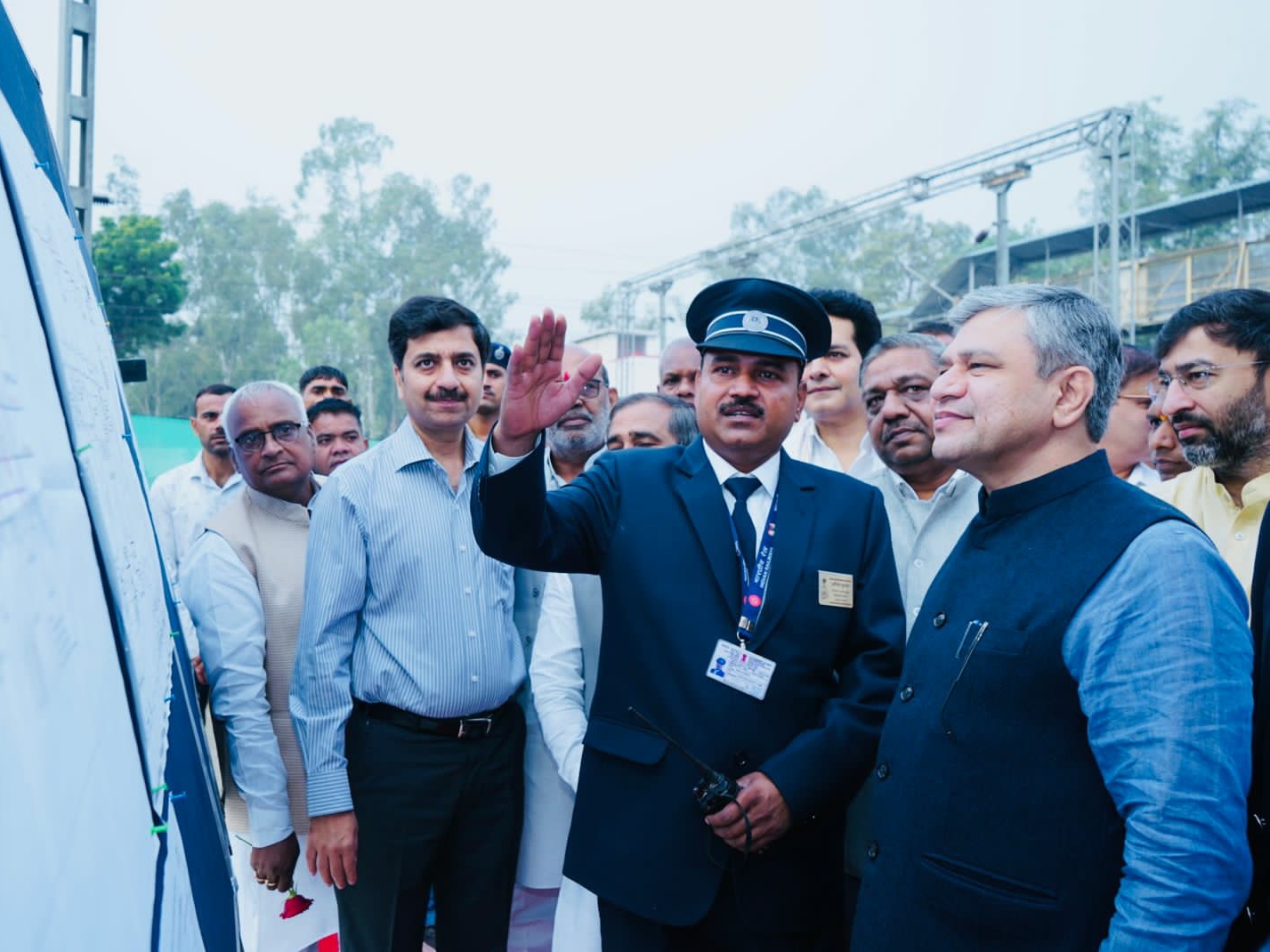 Railway Minister Ashwini Vaishnav reached Deoband, gave a gift ...