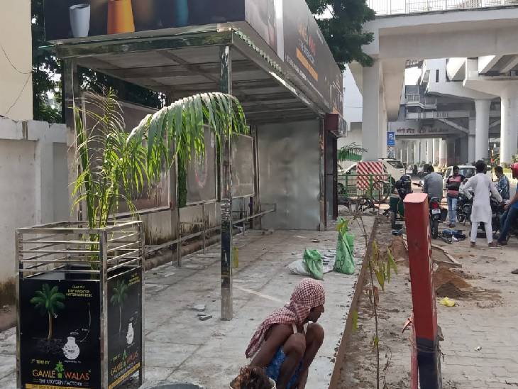 The work of building 30 smart bus stops in the city started, the first ...