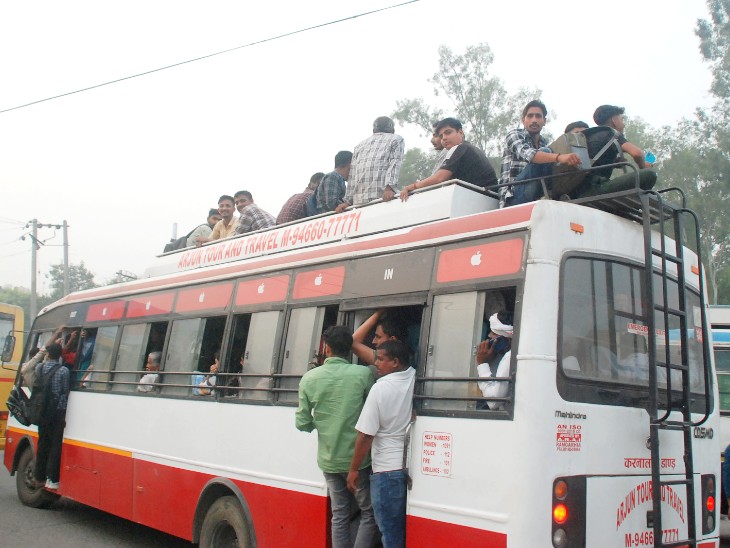 Huge crowd of examinees in front of buses, forced to hang on windows ...