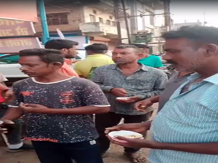 People made a unique demonstration to remove the liquor shop from ...