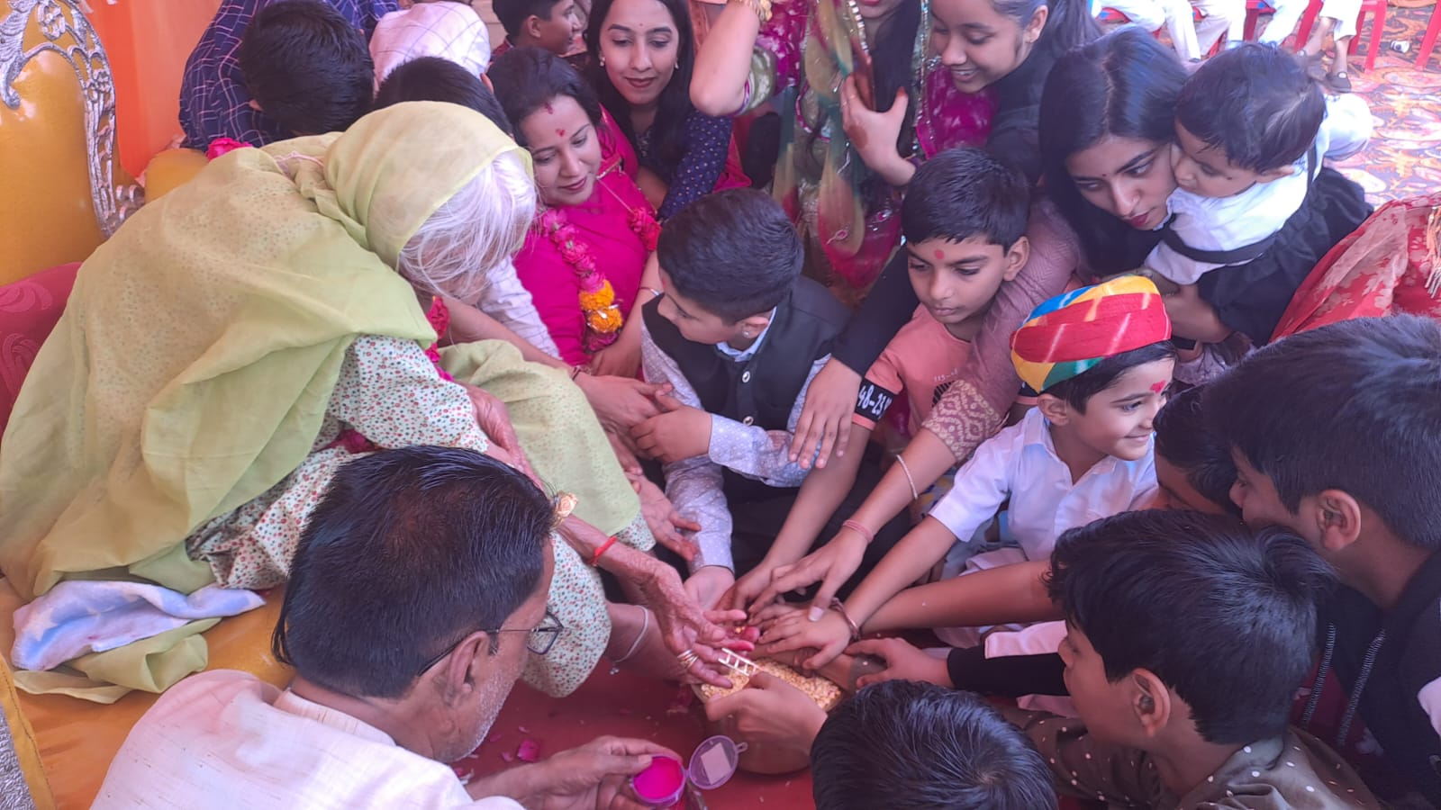 Big family of 100 people, even at this age, they recognize each and ...