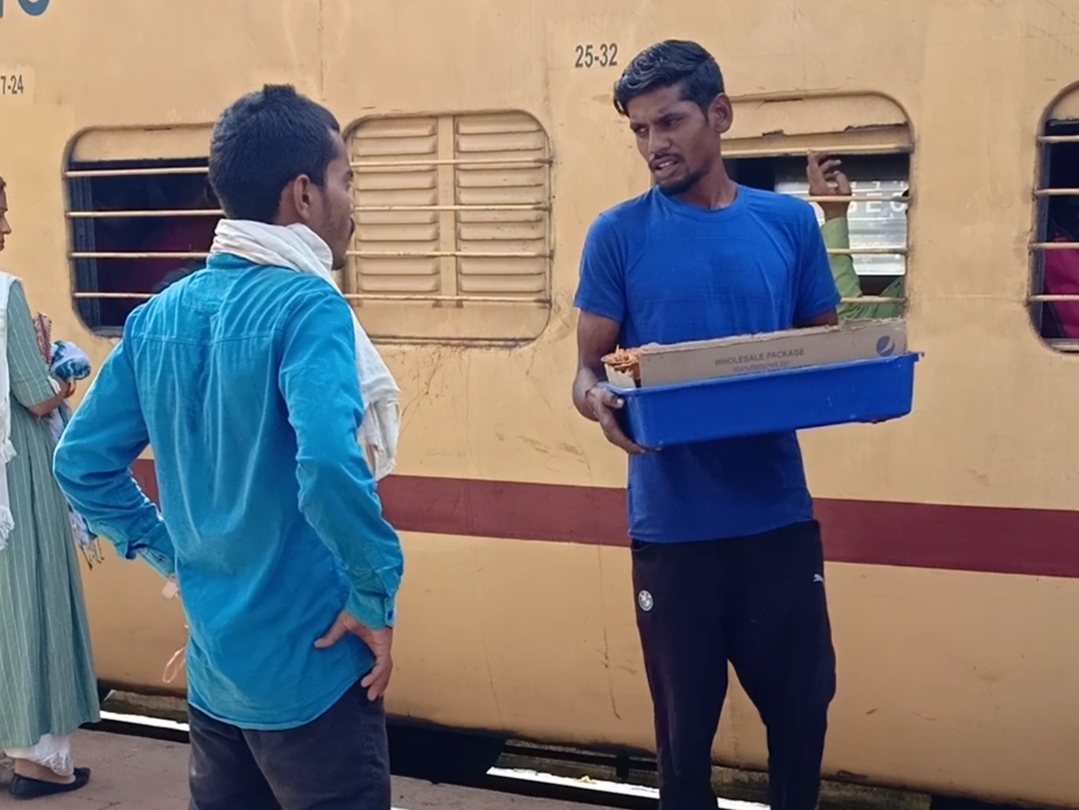 Food items are being sold in Mudwara railway station without putting on ...