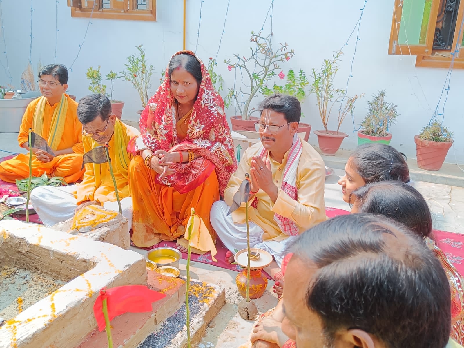 After the story of Shrimad Bhagwat, Holi of flowers was played, Prasad ...