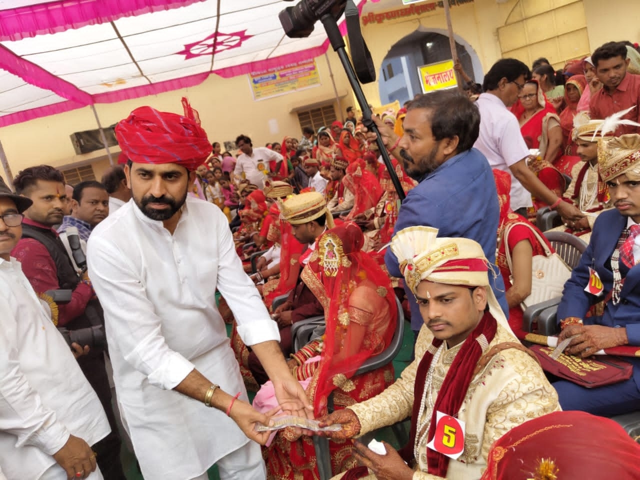 15 couples tied the knot, ceremony held in Triveni Dham | सैन समाज का ...