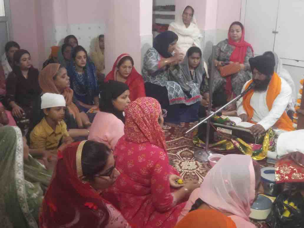 Shabad Kirtin in the Diwan adorned on Gurupurab, devotees offered Ardas ...
