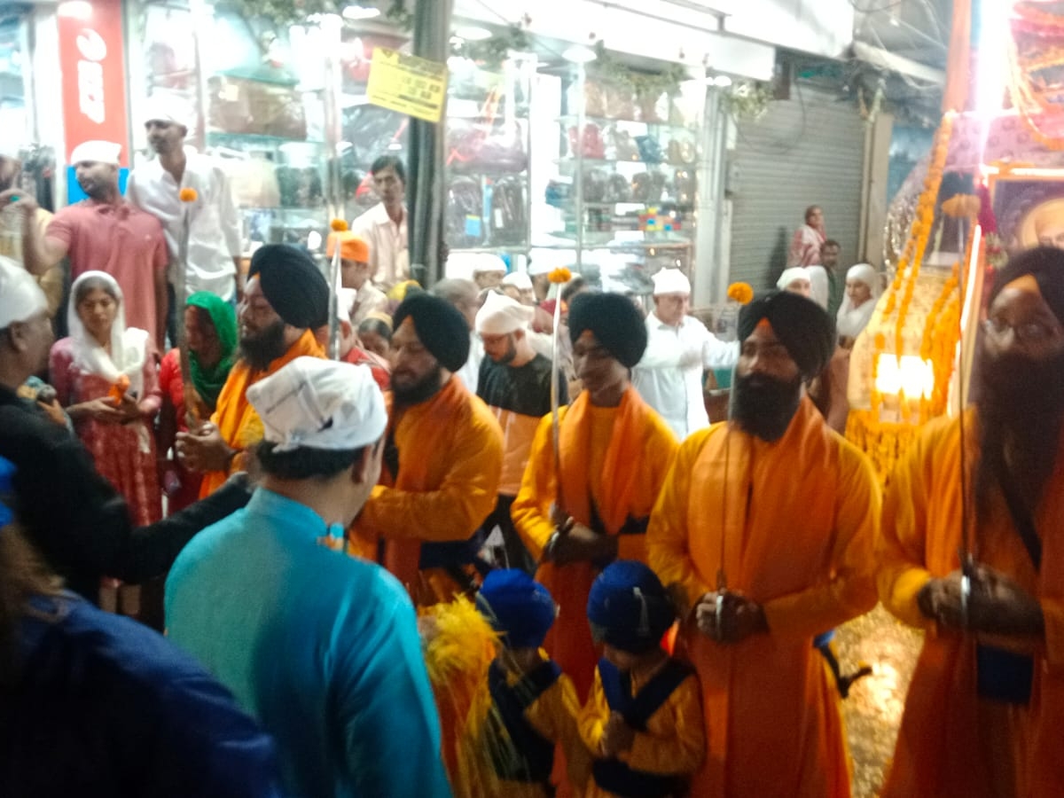 Devotees took out procession, distributed prasad with shabad-kirtan ...