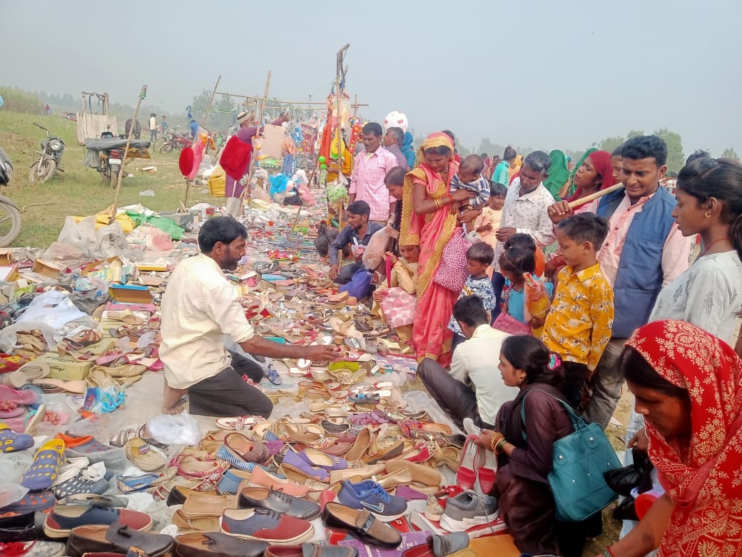 Thousands of devotees took a dip in the Ganges at Jayanagar and ...