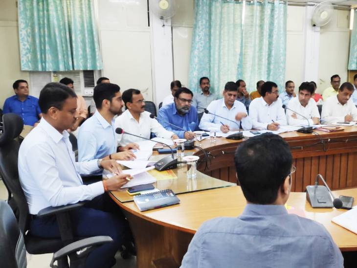 In the review meeting of the DM of Varanasi, said- schemes should be ...