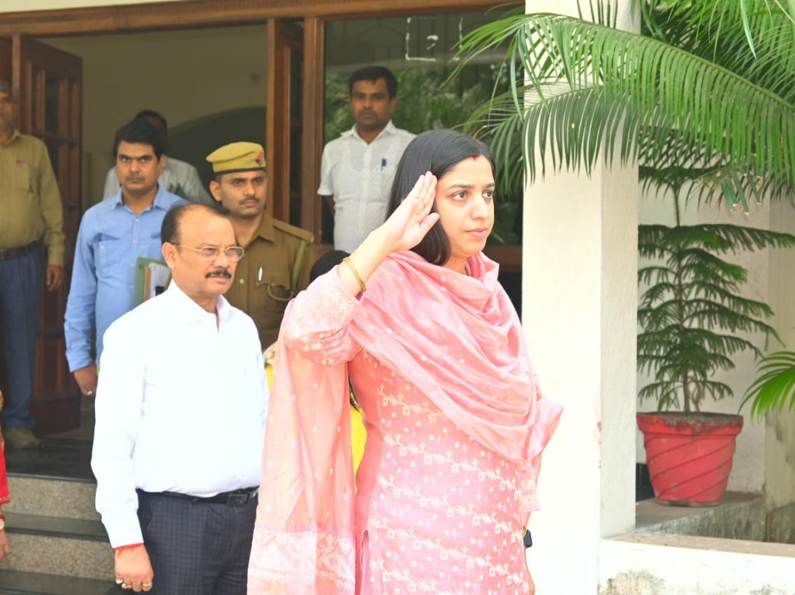 Said- Bring important works and schemes of priority to the ground | बांदा में DM दीपा रंजन ने ...